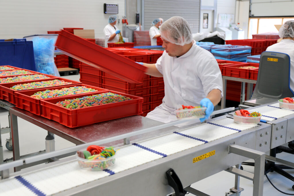 What are the advantages of plastic stacking bins available in various ...