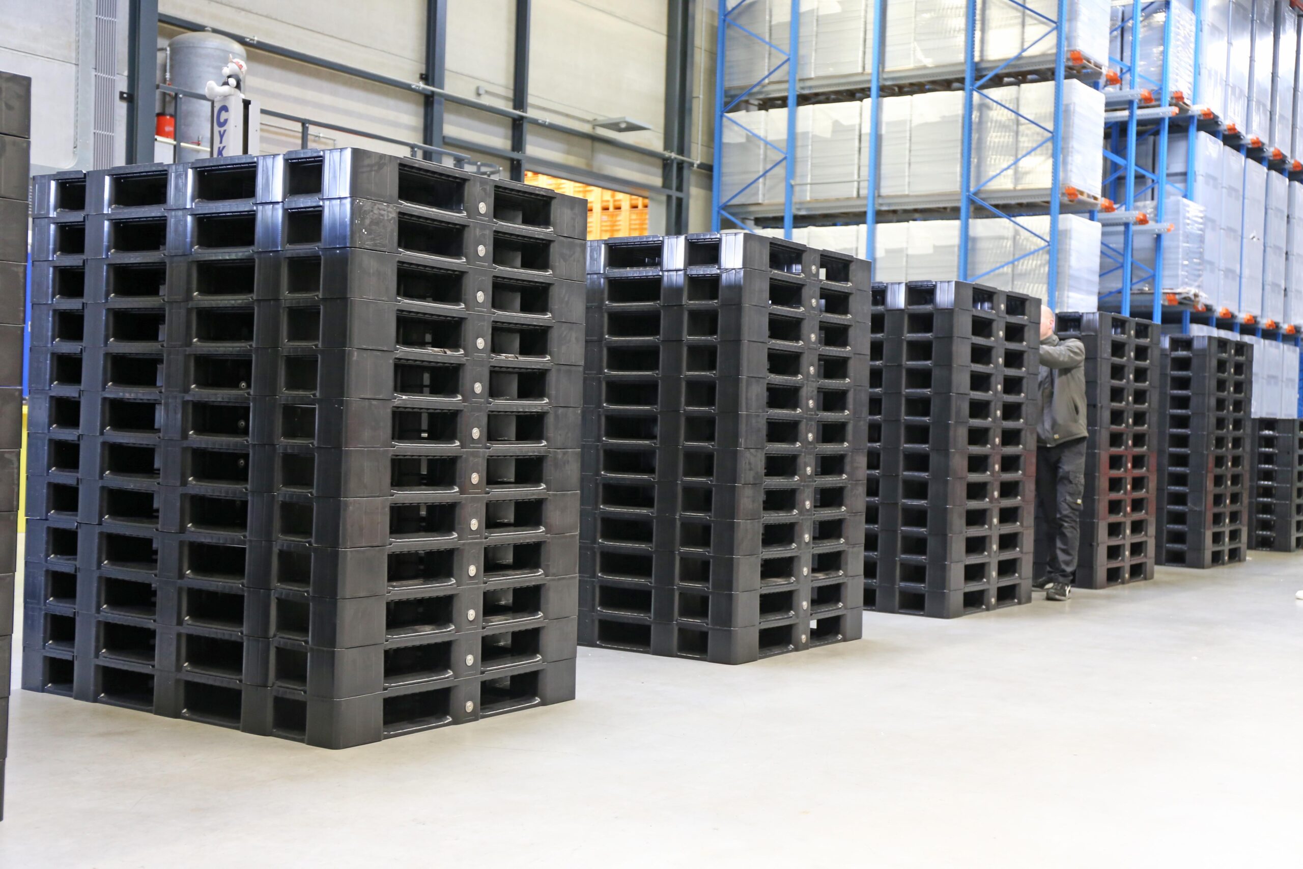 Optimal efficiency for parcel transports – Custom-made D3-5 DUO pallets ...